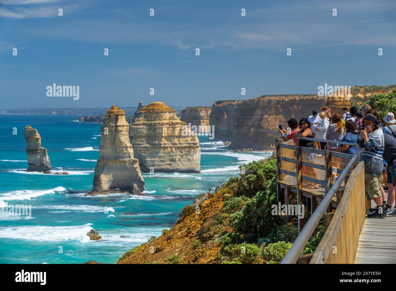 Sightseers and tourists at the 'Twelve Apostles' limestone sea stacks ...