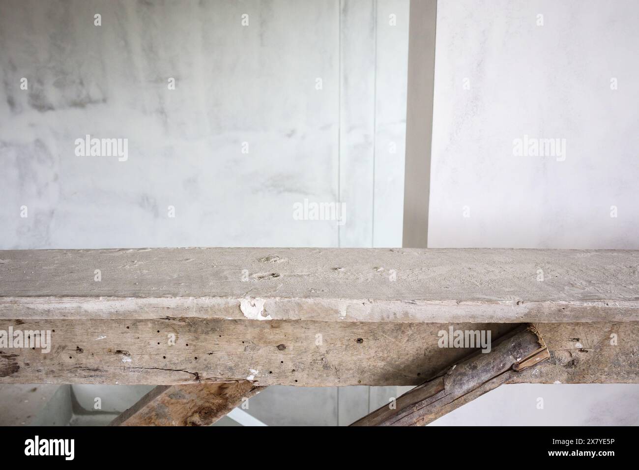 empty wood table at house building construction site Stock Photo - Alamy