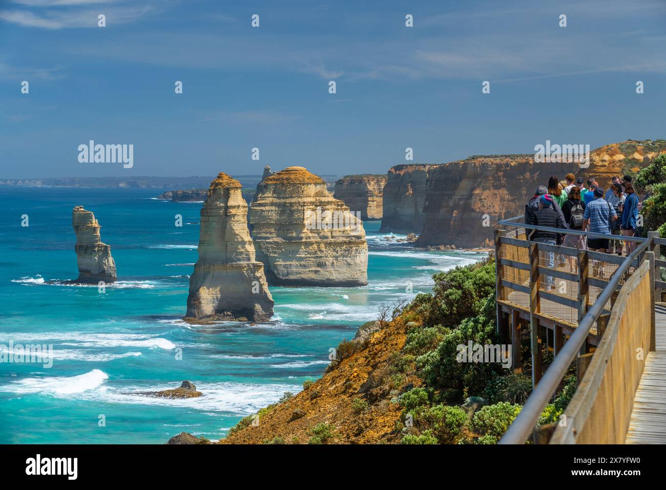 Sightseers and tourists at the 'Twelve Apostles' limestone sea stacks ...
