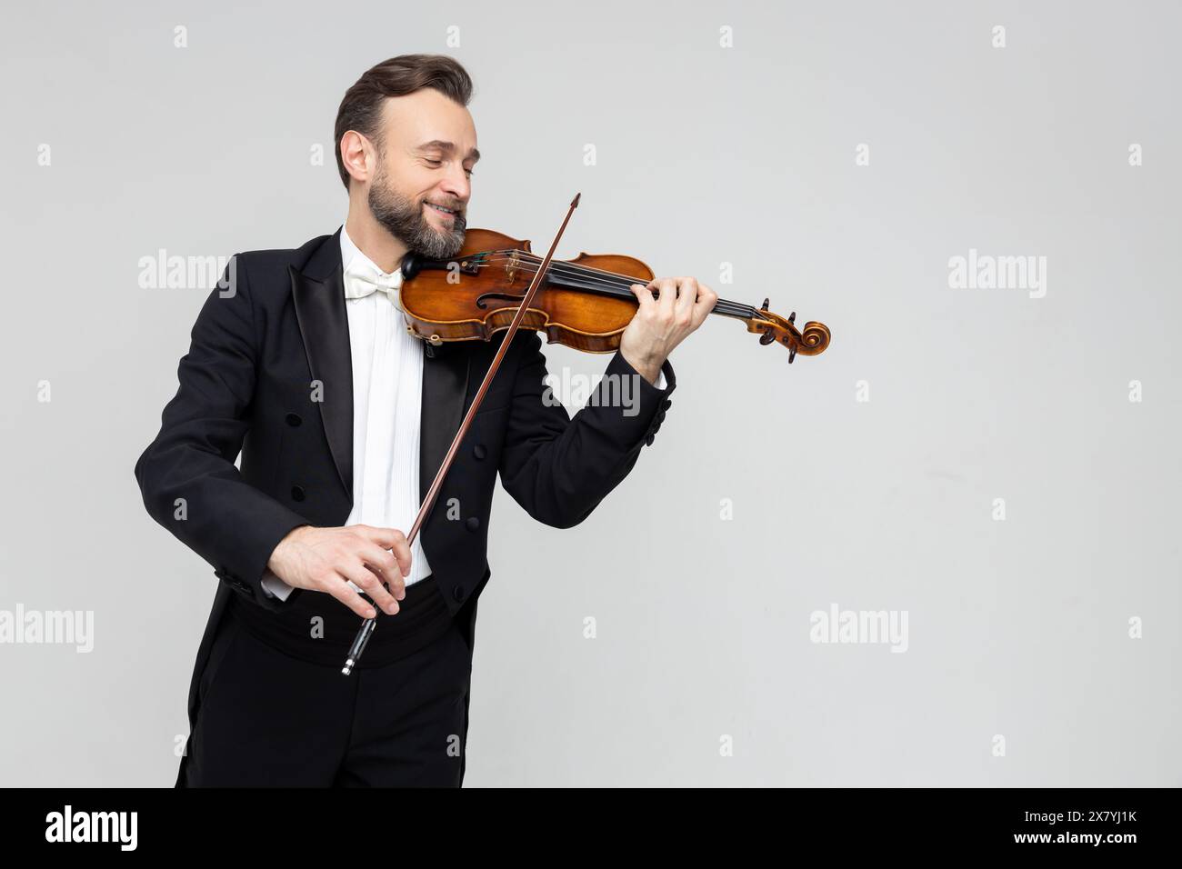 Man violinist hi-res stock photography and images - Alamy