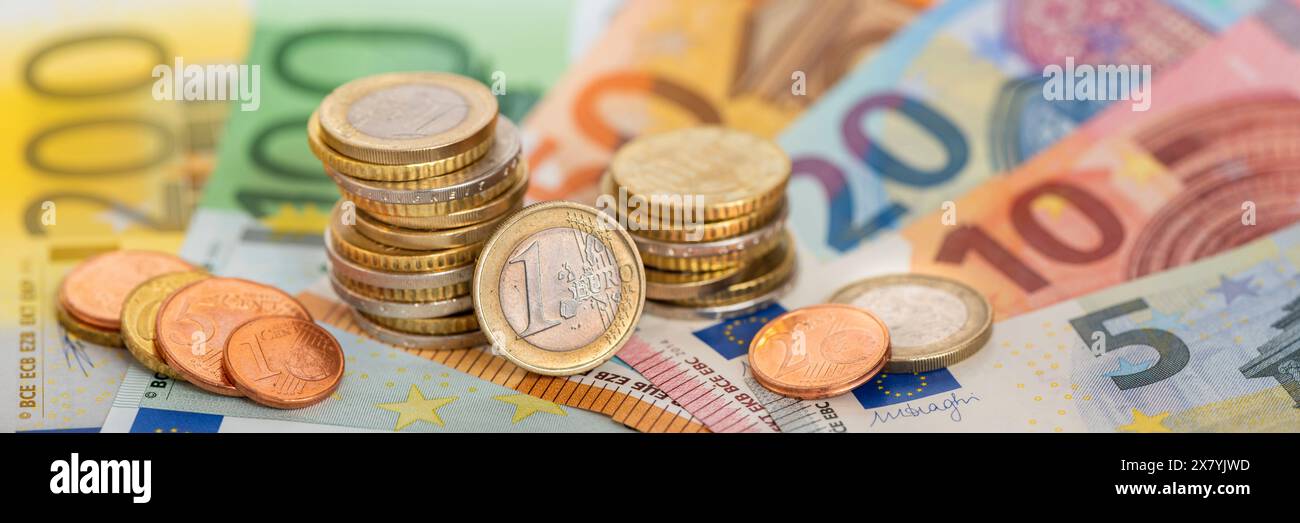 Eurowährung und Geldscheine Stapel Euromünzen liegen auf Euro Banknoten ...