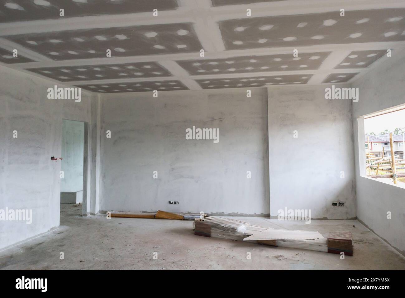 Empty room interior with gypsum board ceiling at house construction ...