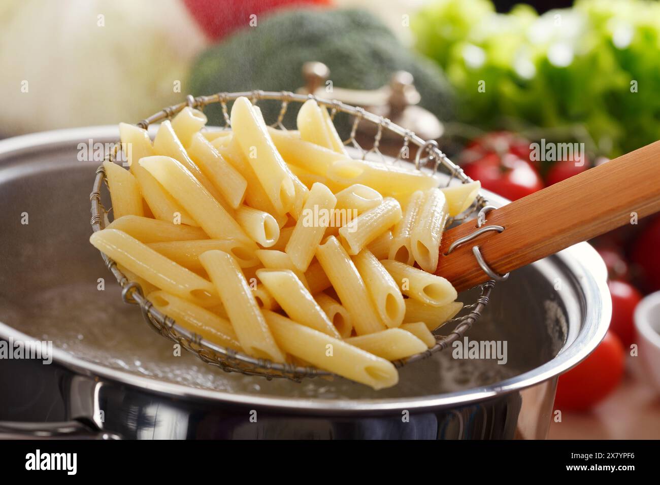 Spaghetti pasta on pot boiling hi-res stock photography and images - Alamy