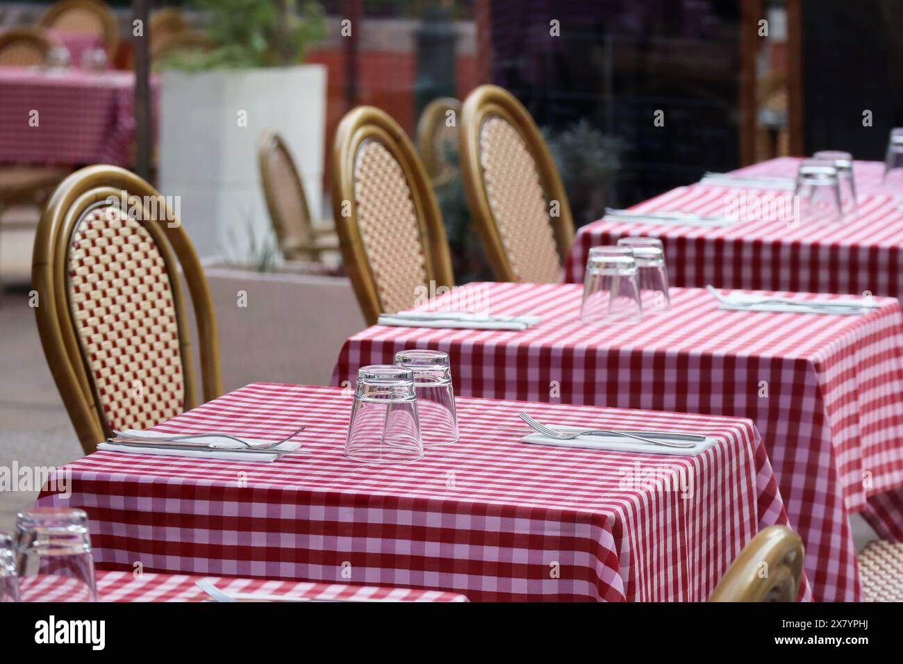 Checkered tables hi-res stock photography and images - Alamy