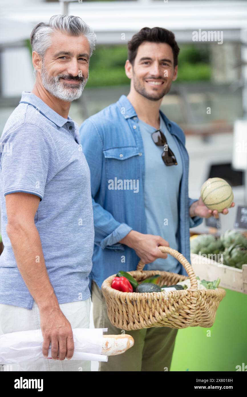 Male friends vegetable market hi-res stock photography and images - Alamy