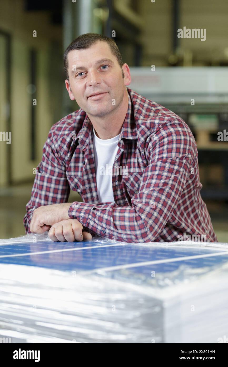 storeman leaning on shrink wrapped pallet Stock Photo - Alamy