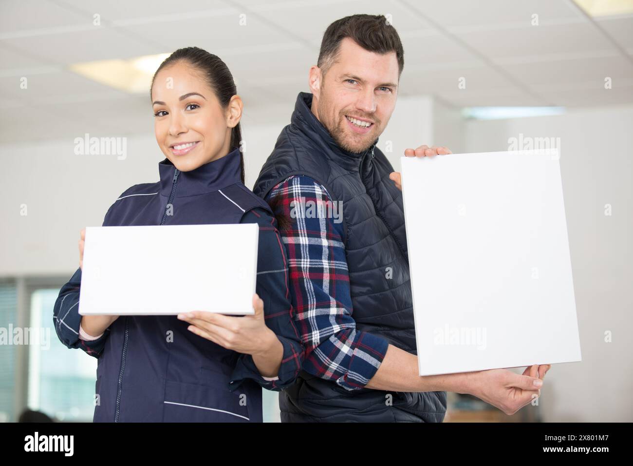 Two people holding signs hi-res stock photography and images - Alamy
