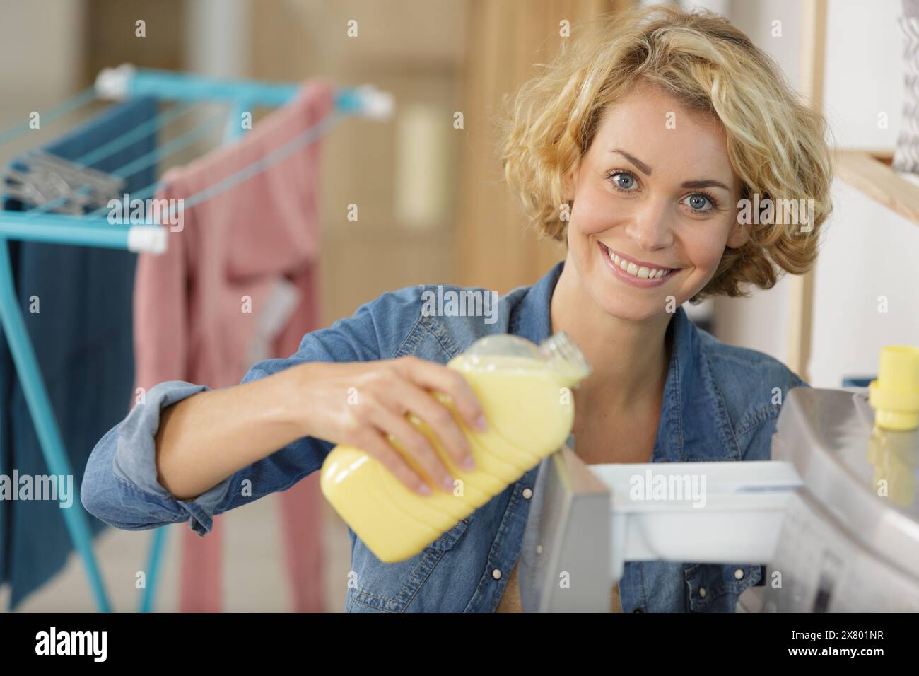 Washing powder pour hi-res stock photography and images - Alamy