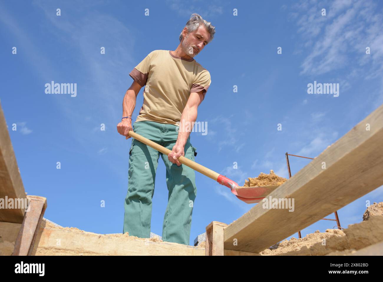 Man digging a hole hi-res stock photography and images - Alamy