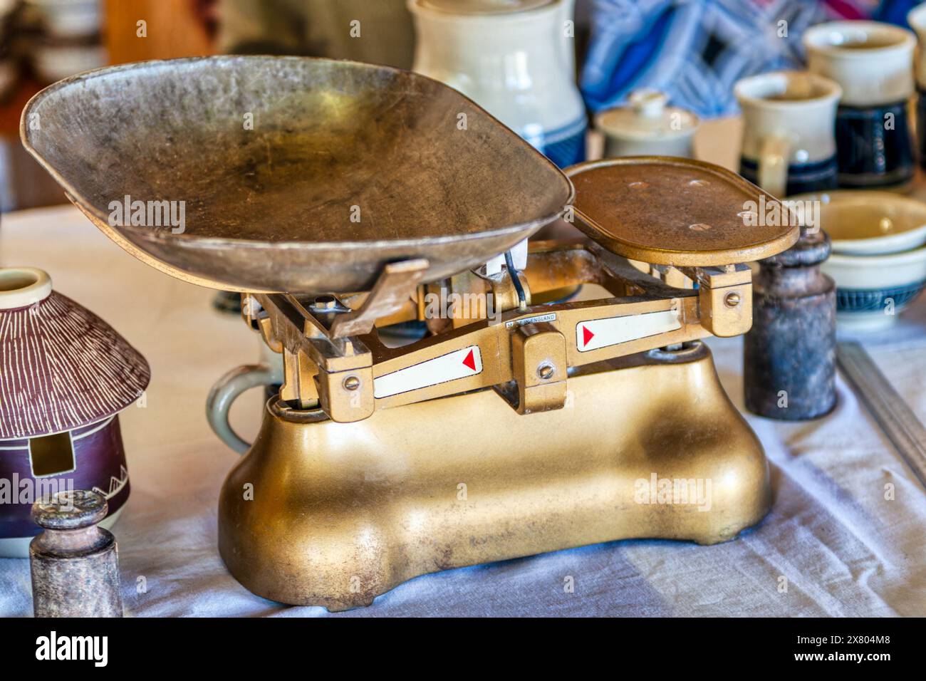 vintage weight scale balance in an antiquity shop Stock Photo - Alamy