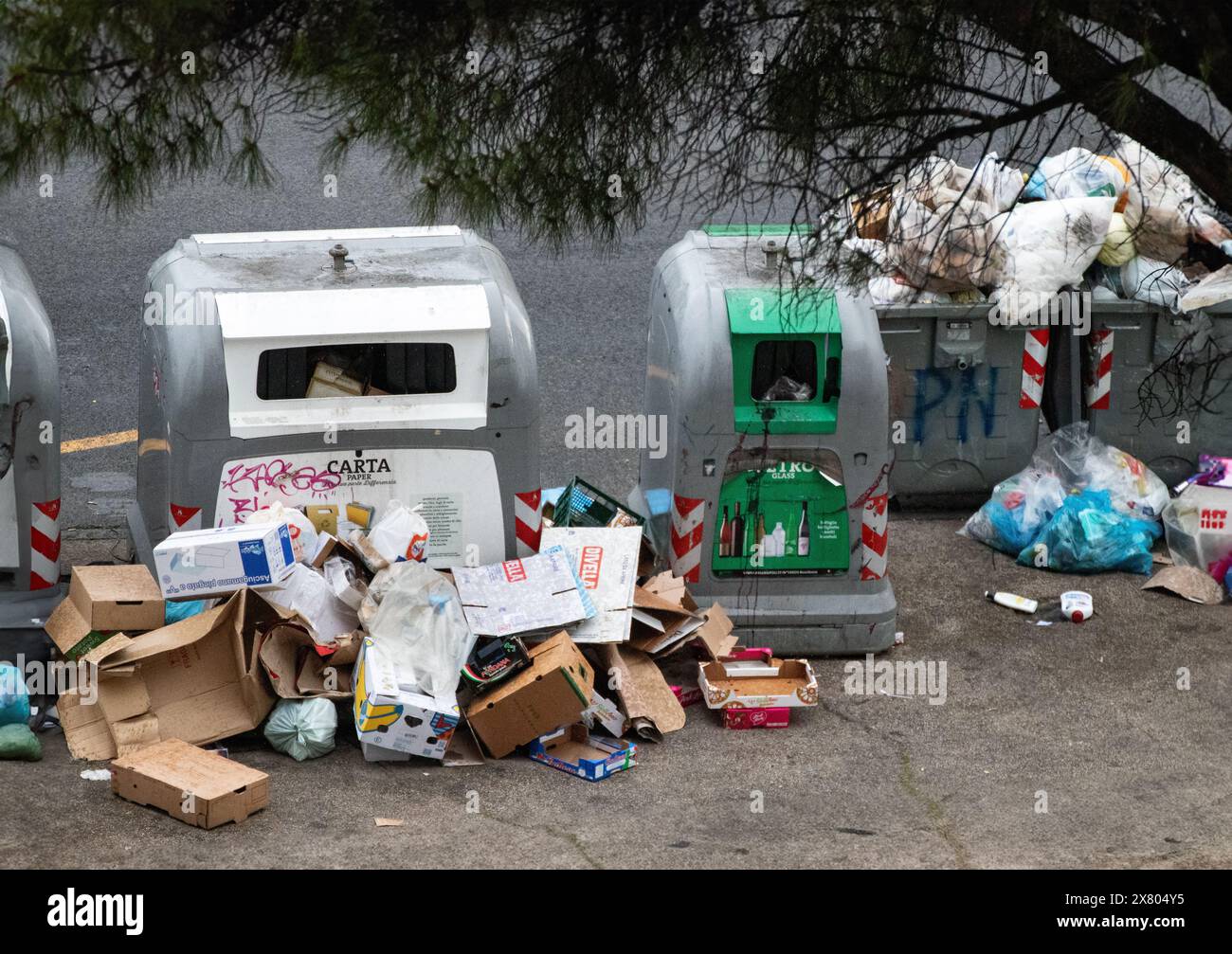 Urban landscape with overflowing, scattered trash bins Stock Photo - Alamy