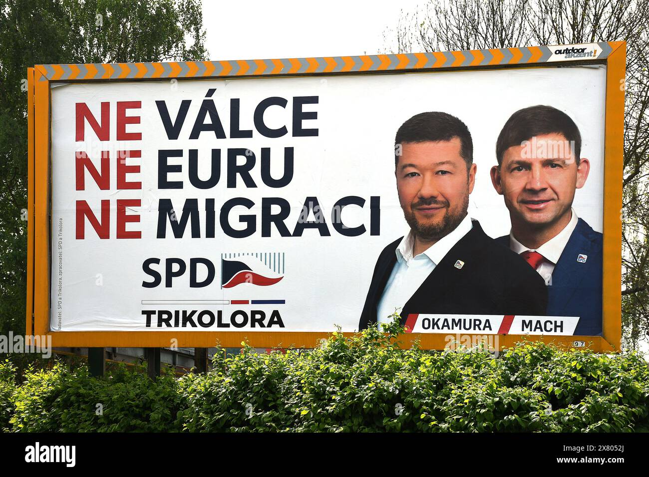 Billboard "NO WAR, NO EURO, NO MIGRATION, SPD, TRIKOLORA", Tomio ...