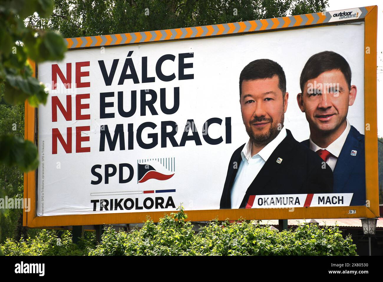 Billboard "NO WAR, NO EURO, NO MIGRATION, SPD, TRIKOLORA", Tomio ...