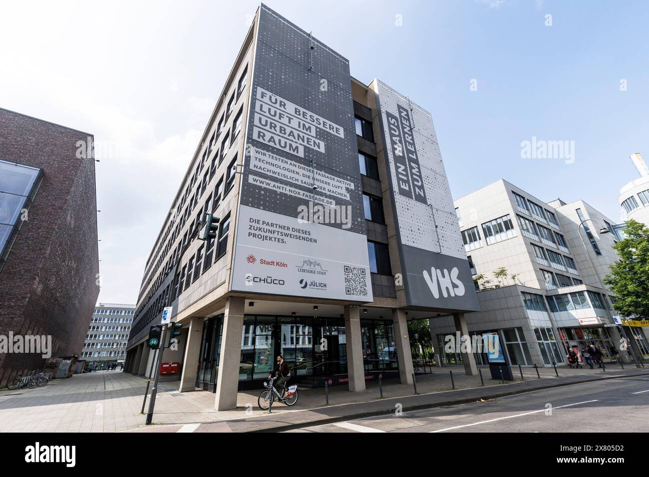 a nitrogen oxide-binding textile facade on the adult education center ...