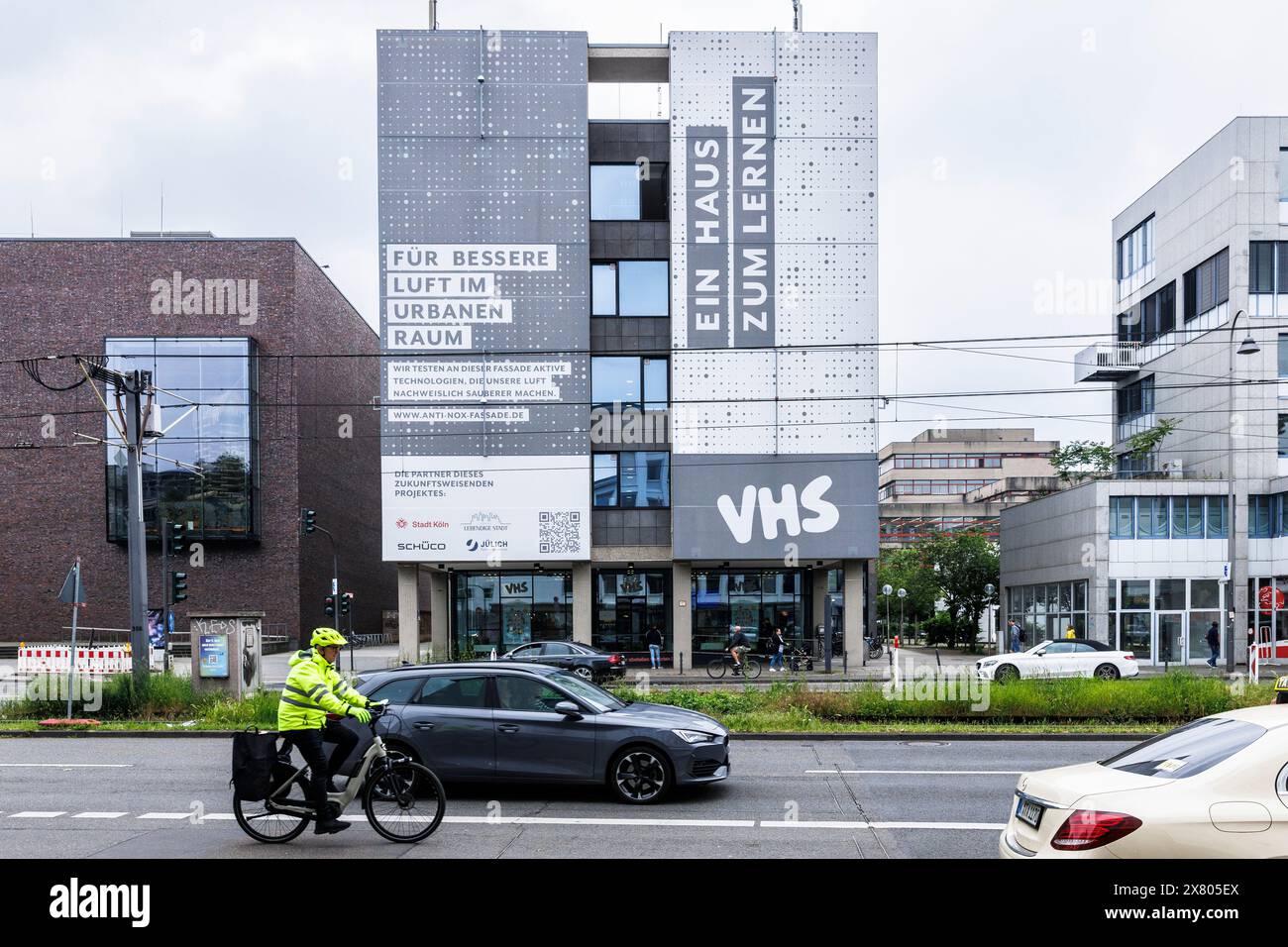 a nitrogen oxide-binding textile facade on the adult education center ...