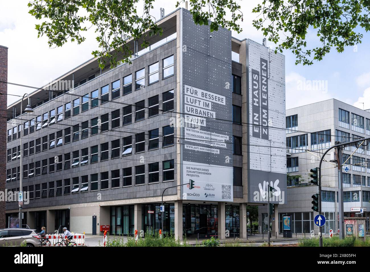 a nitrogen oxide-binding textile facade on the adult education center ...