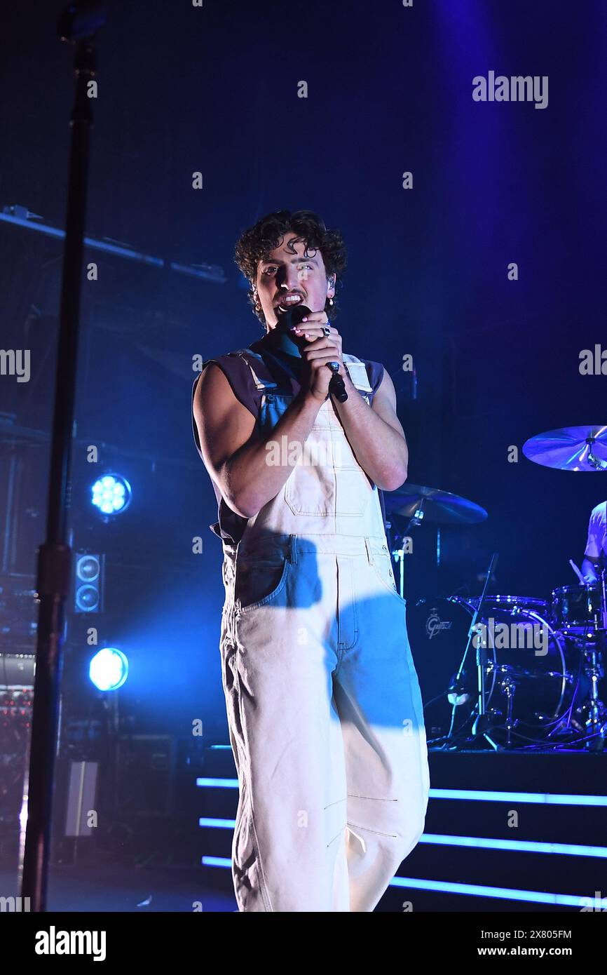 Benson boone performing hi-res stock photography and images - Alamy