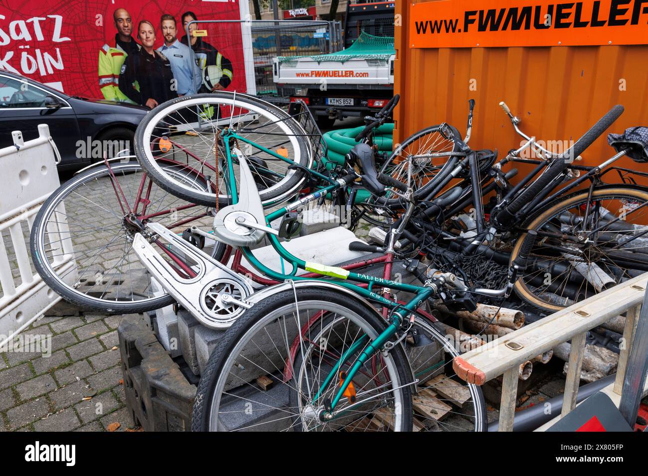 Schrottraeder hi-res stock photography and images - Alamy