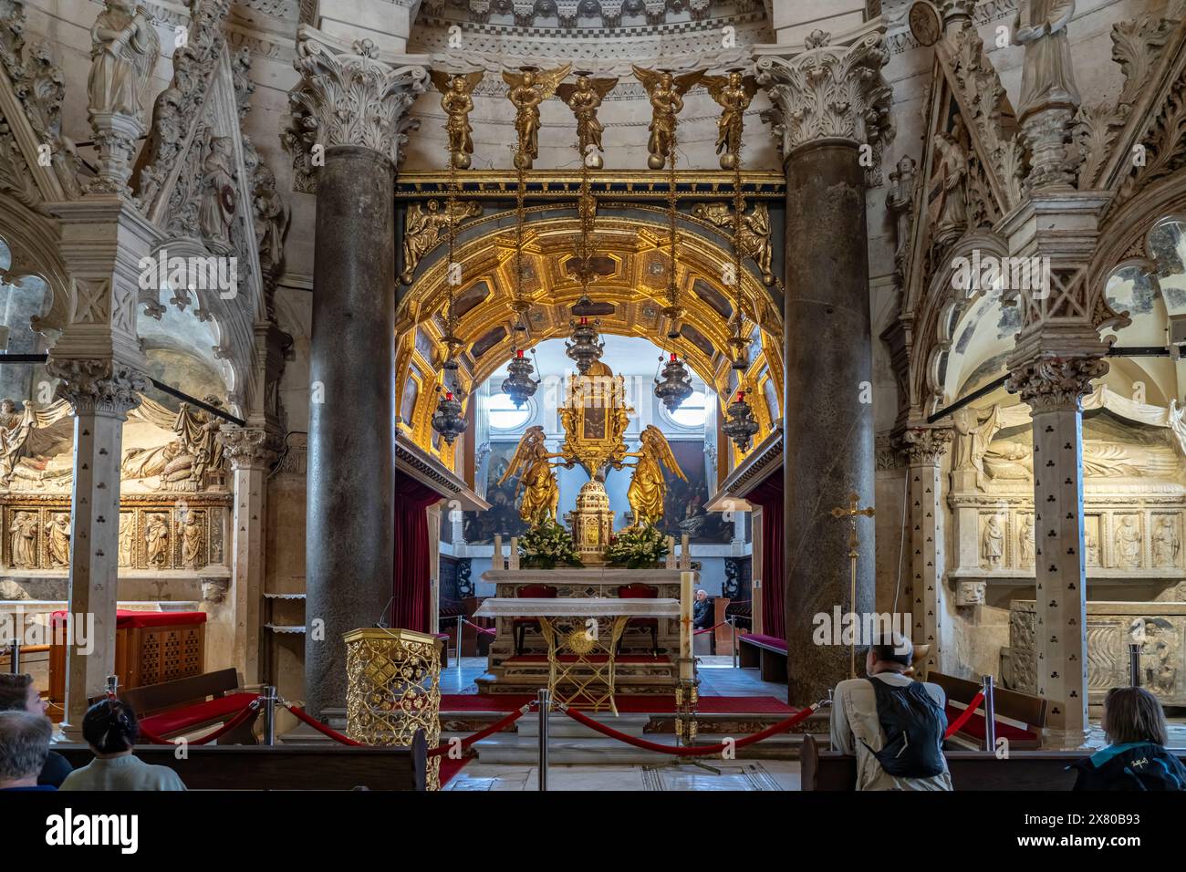 Hauptaltar im Innenraum der Kathedrale des hl. Domnius in Split ...