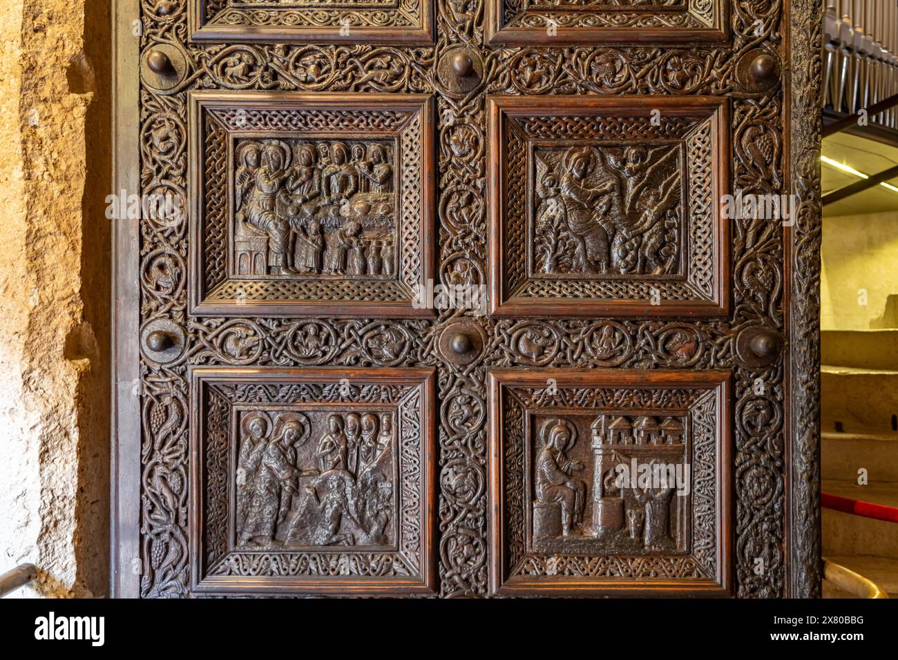Geschnitzte Holztür der Kathedrale des hl. Domnius in Split, Kroatien ...