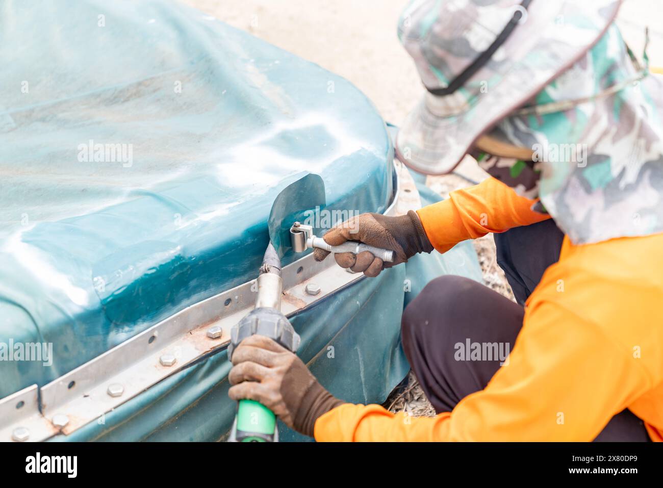 Worker use hot-wedge blower patch plastic canvas and stainless roller ...