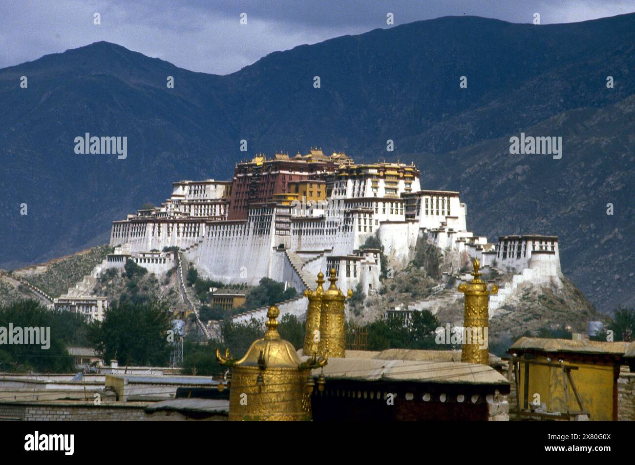 Potola palace lhasa tibet hi-res stock photography and images - Alamy