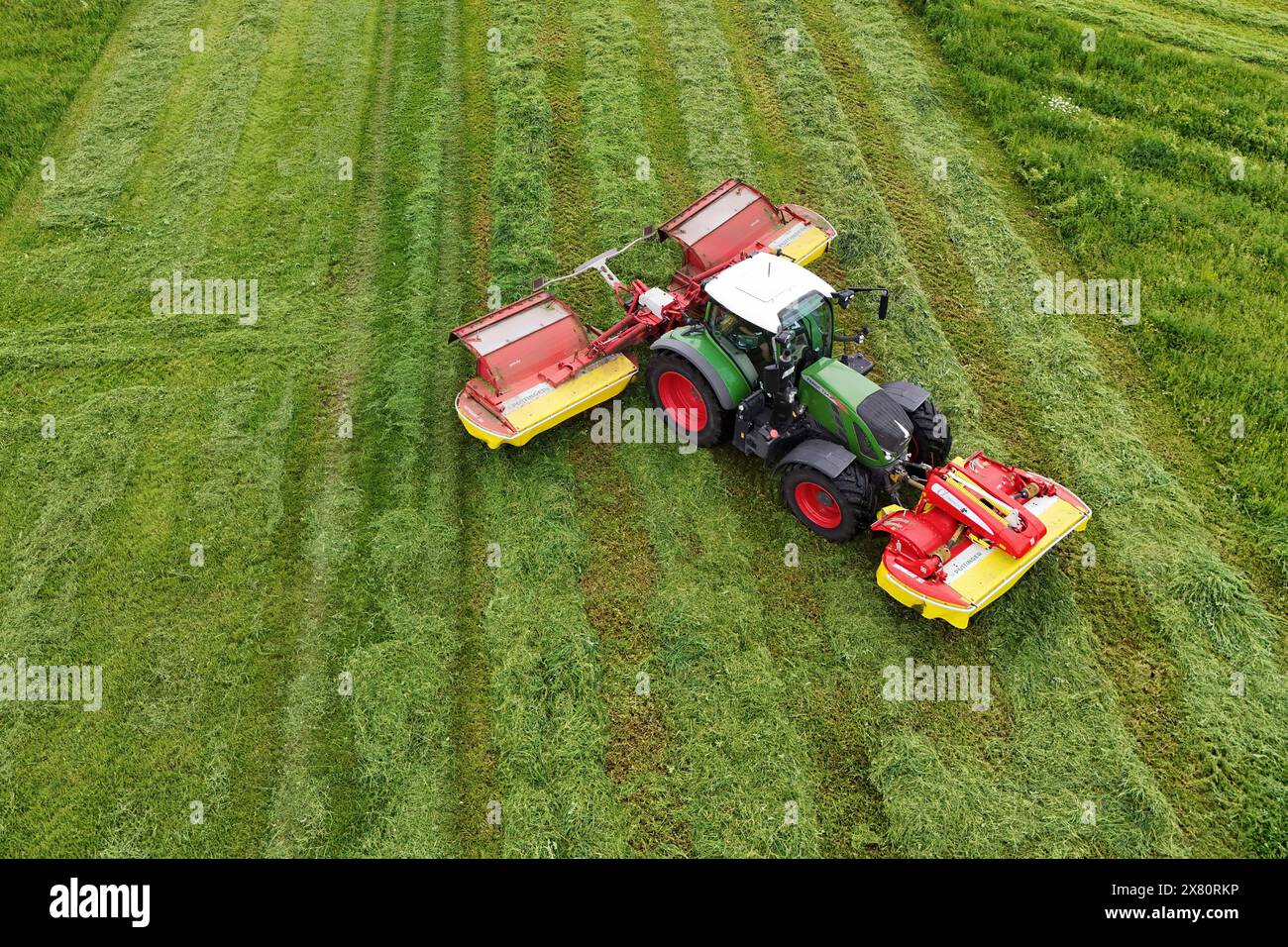 Themenfoto: Landwirtschaft. Ein Landwirt faehrt mit seinem Traktor ...