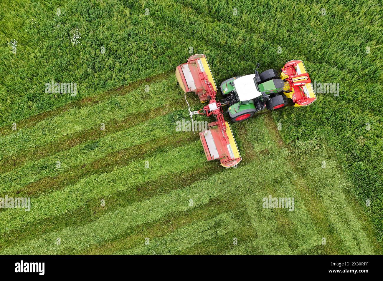 Themenfoto: Landwirtschaft. Ein Landwirt faehrt mit seinem Traktor ...