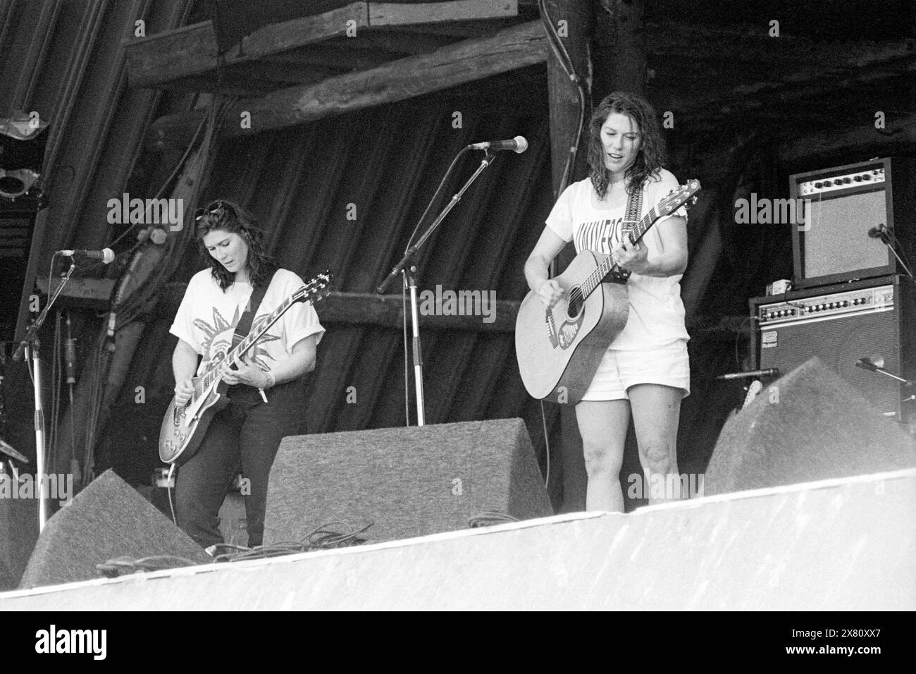 KIM DEAL, KELLEY DEAL, THE BREEDERS, PYRAMID STAGE, GLASTONBURY 92: Kim ...