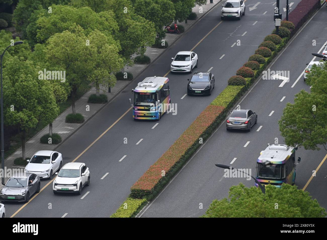 (240522) -- HANGZHOU, May 22, 2024 (Xinhua) -- An autonomous driving ...