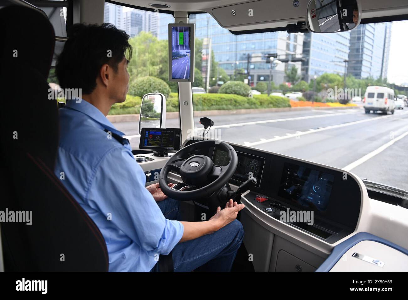 (240522) -- HANGZHOU, May 22, 2024 (Xinhua) -- A supervisor is pictured ...