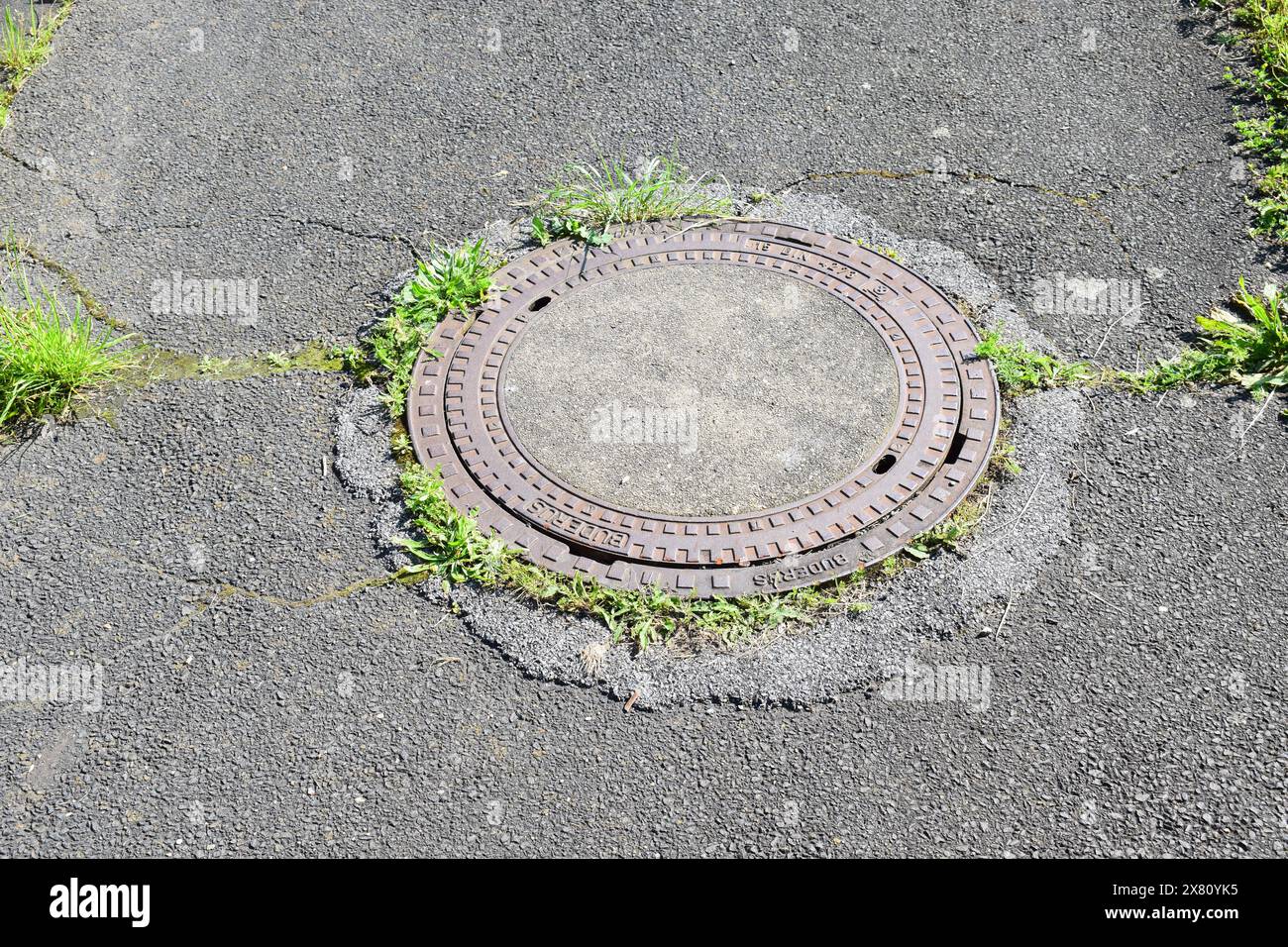 Elevated manhole hi-res stock photography and images - Alamy