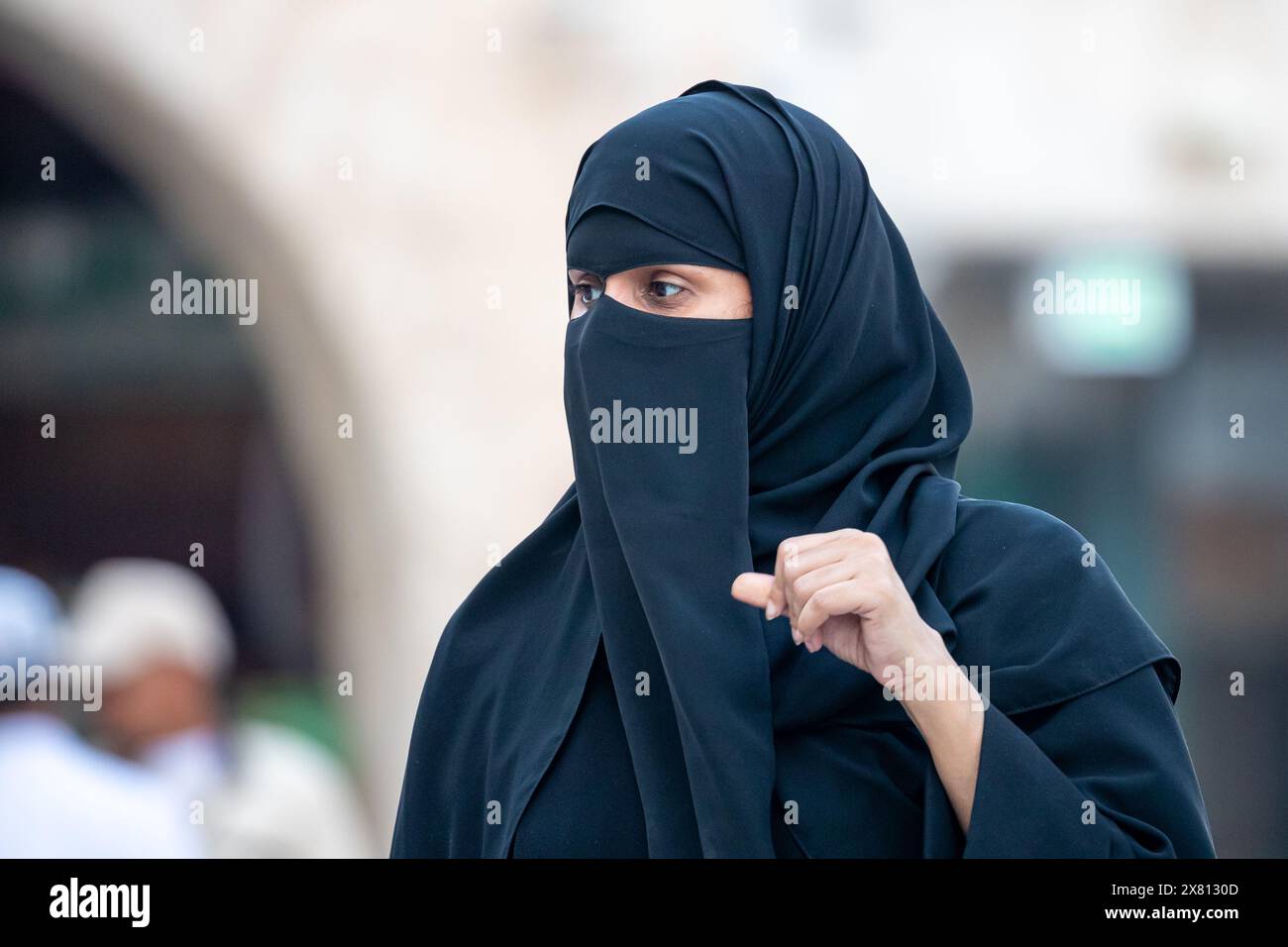Qatar, Doha, Woman in traditional dress Stock Photo - Alamy