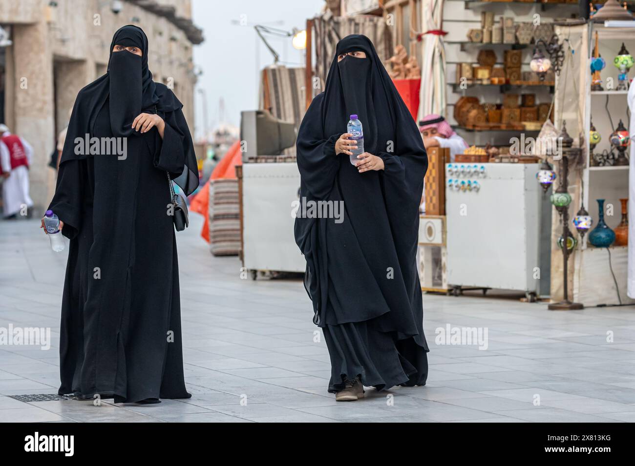 Qatar, Doha, Women in traditional dress Stock Photo - Alamy