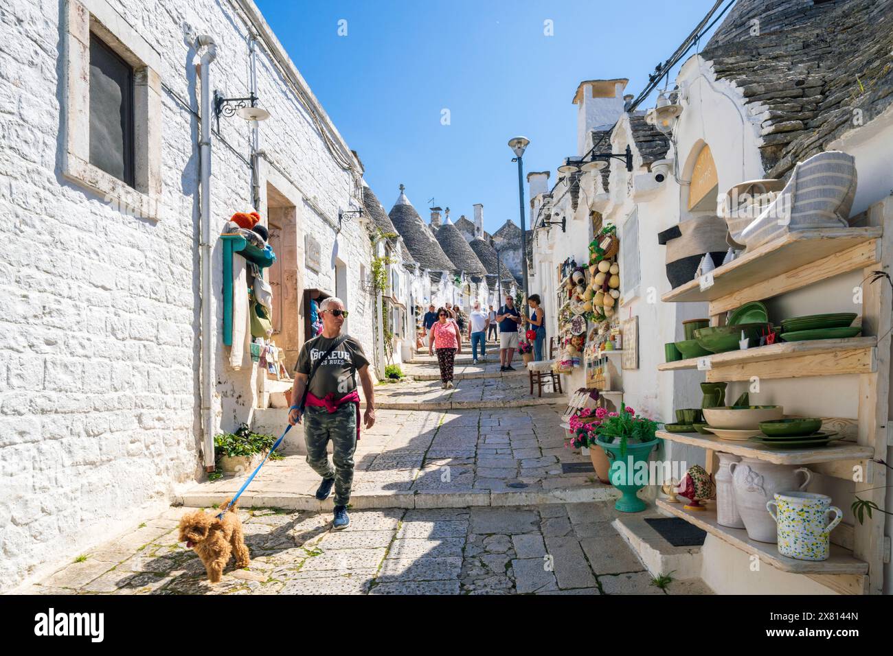 People shopping and visiting, Trulli Homes of Alberobello, UNESCO World ...