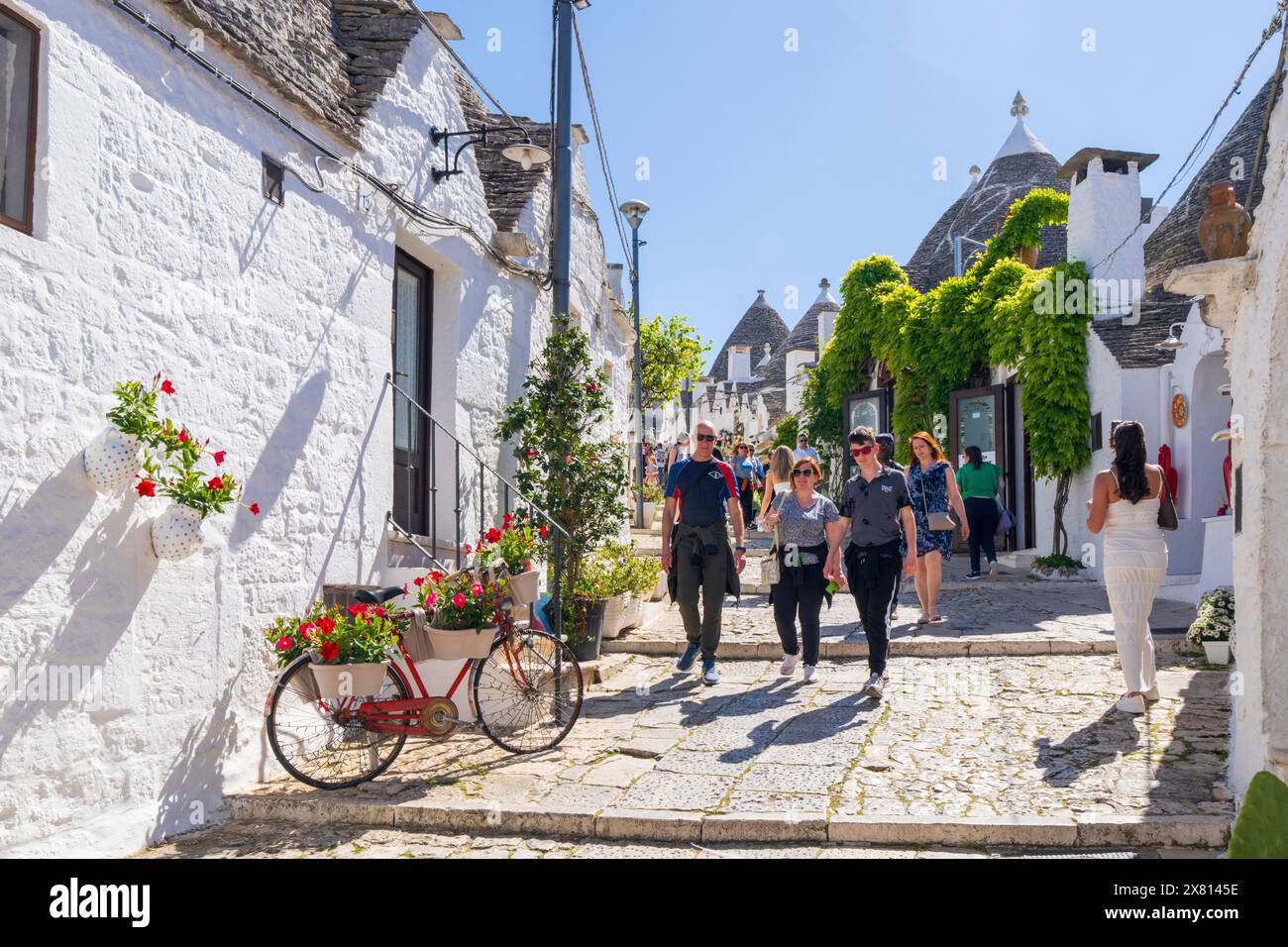 People shopping and visiting, Trulli Homes of Alberobello, UNESCO World ...