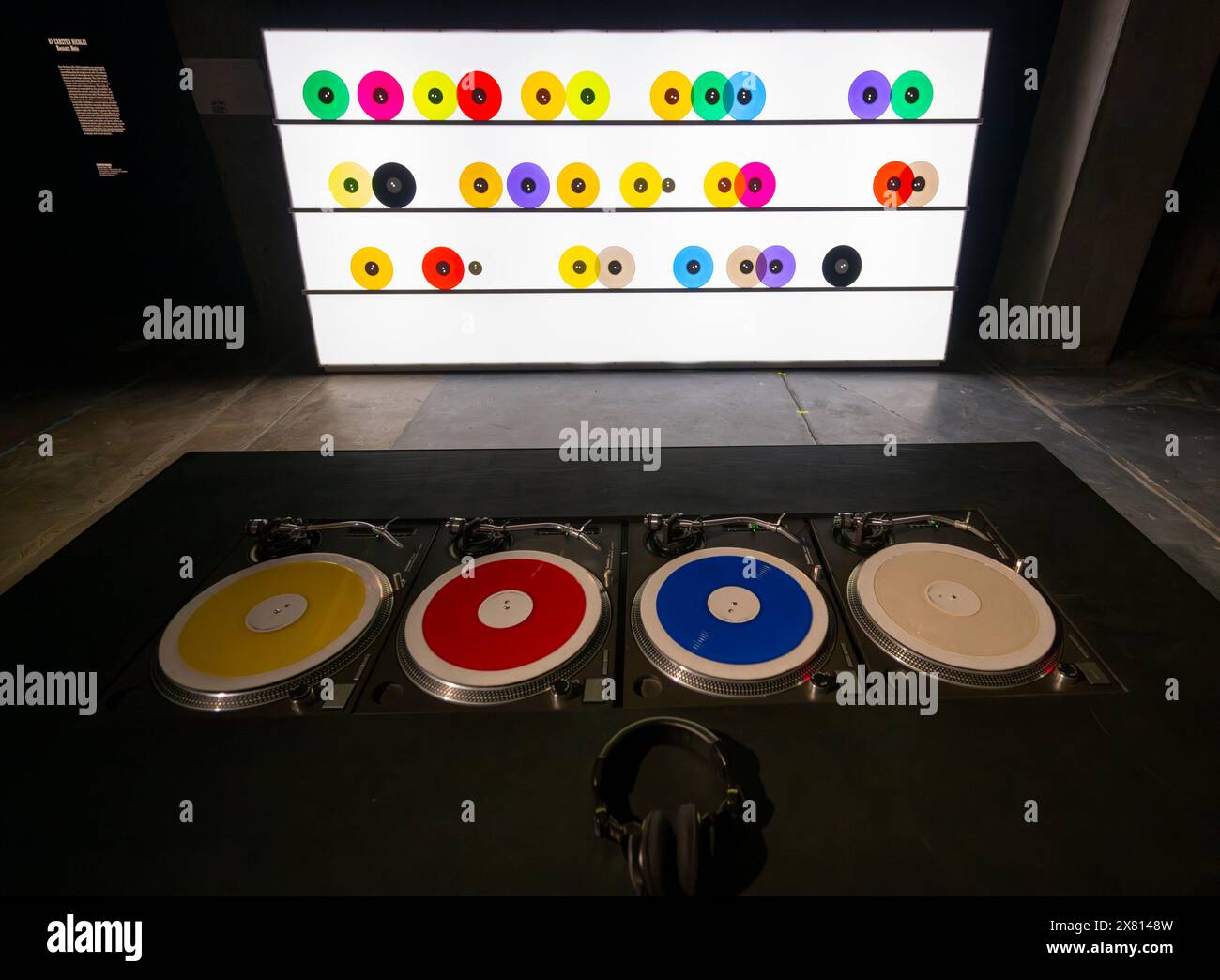 Technics 1210 record turntable hi-res stock photography and images - Alamy