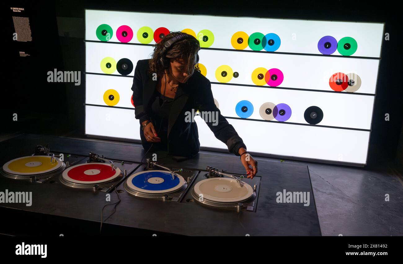 Four technics sl 1210 turntables hi-res stock photography and images ...