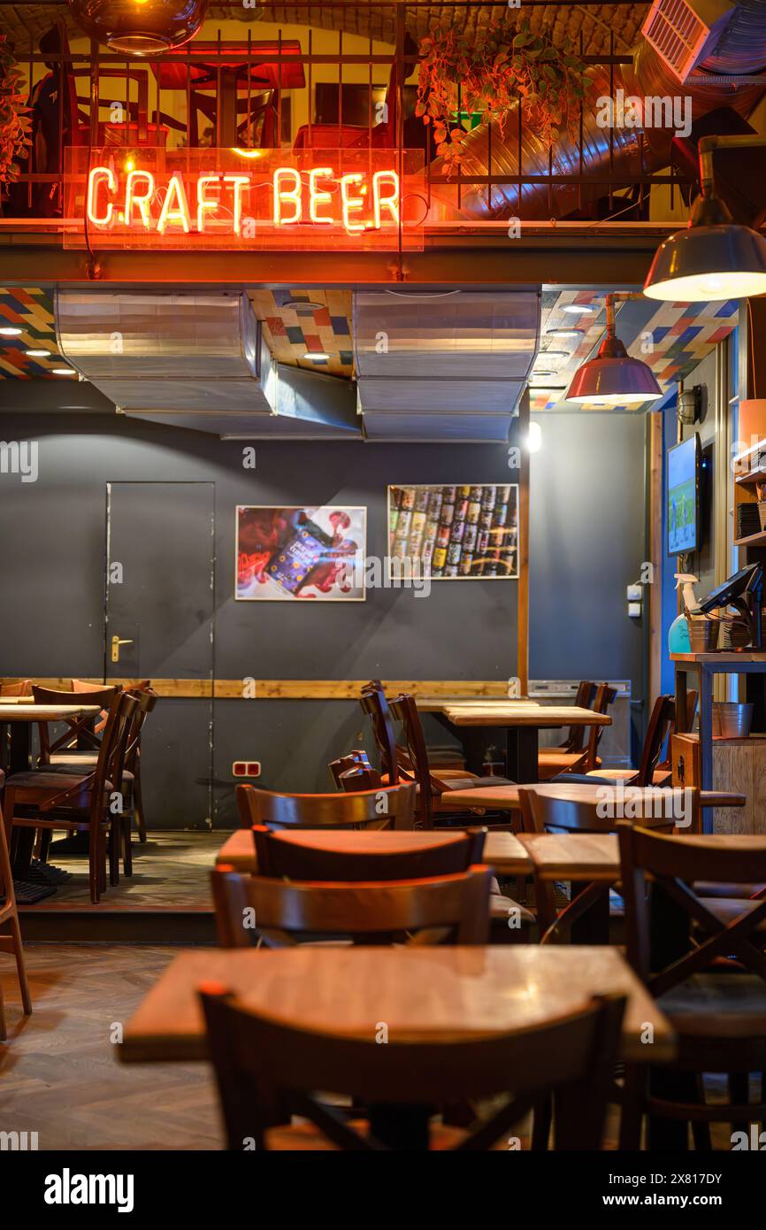 Craft Beer Bar with an illuminated neon Craft Beer sign Stock Photo - Alamy