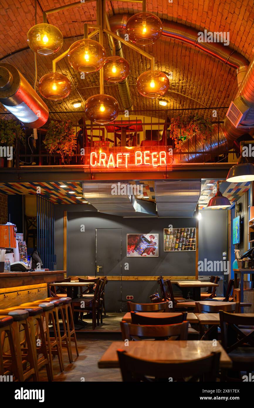 Craft Beer Bar with an illuminated neon Craft Beer sign Stock Photo - Alamy