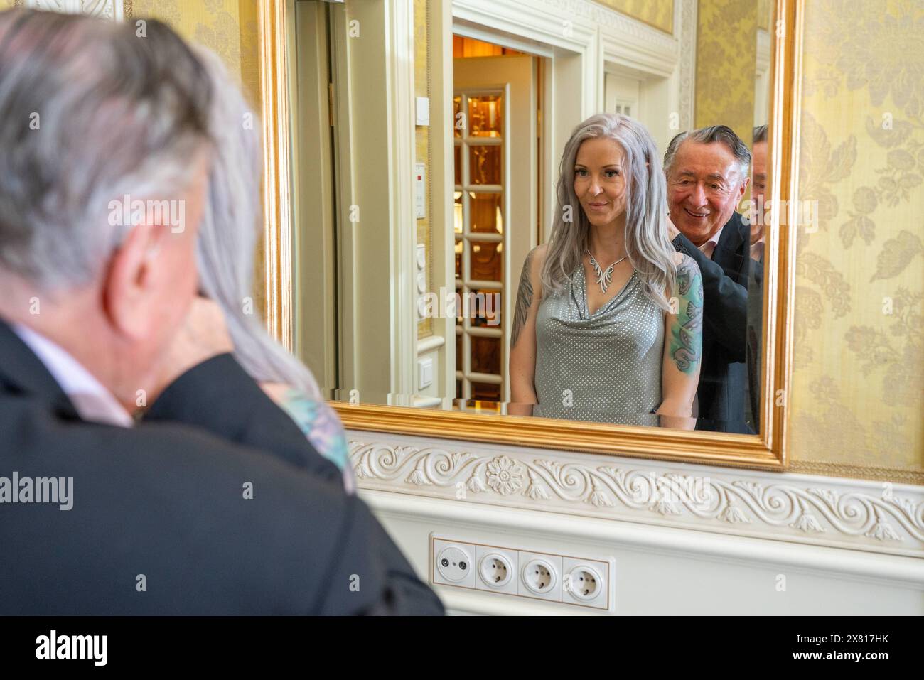 Simone Reiländer and Richard Lugner choose the bridal jewellery in ...