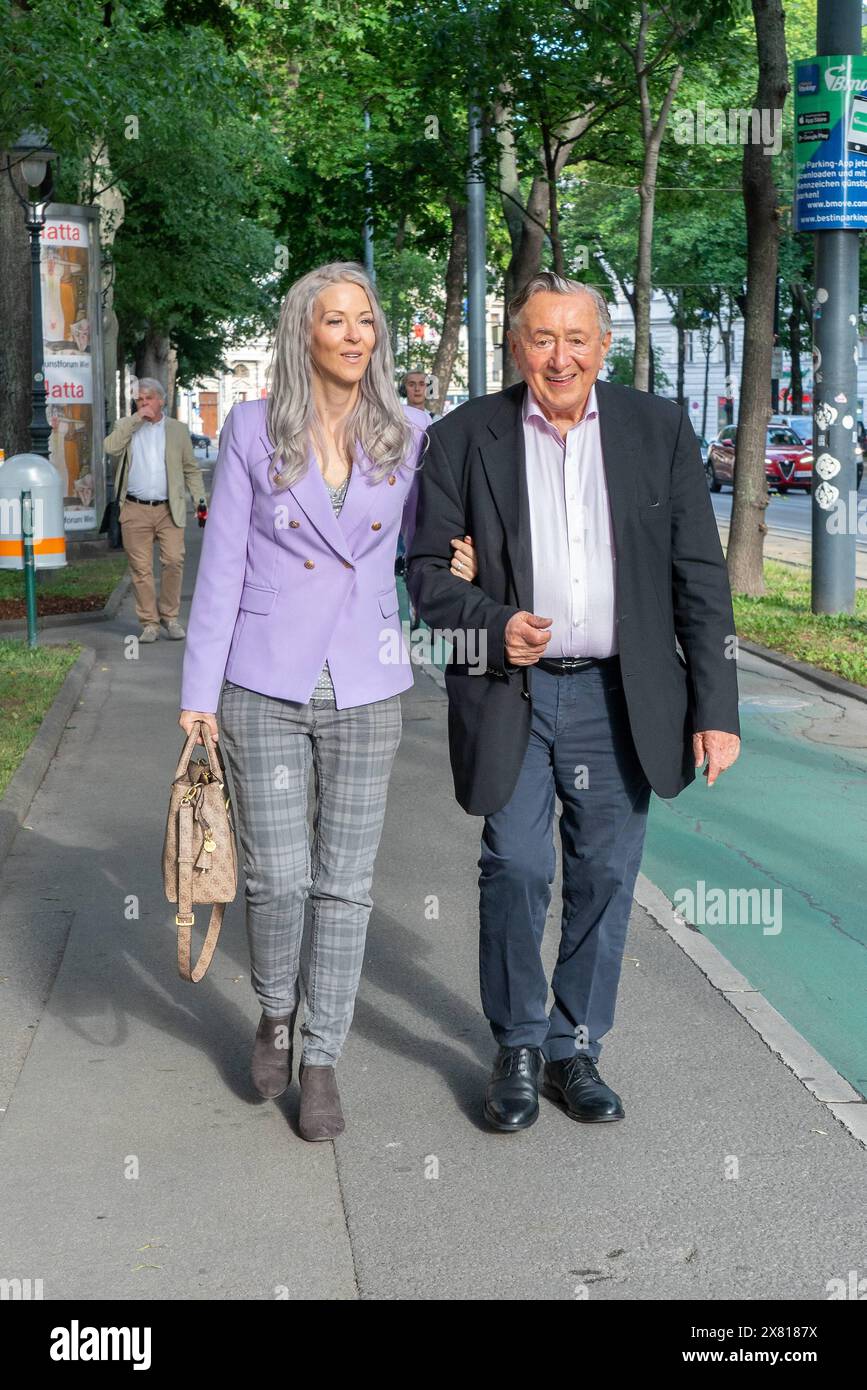 Simone Reiländer and Richard Lugner choose the bridal jewellery in ...