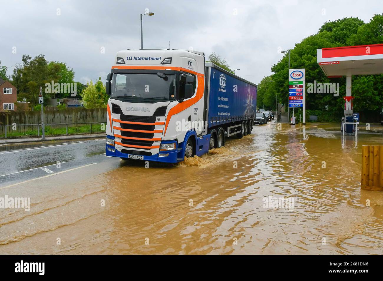 Winterbourne Abbas, Dorset, UK. 22nd May 2024. UK Weather. Vehicles ...