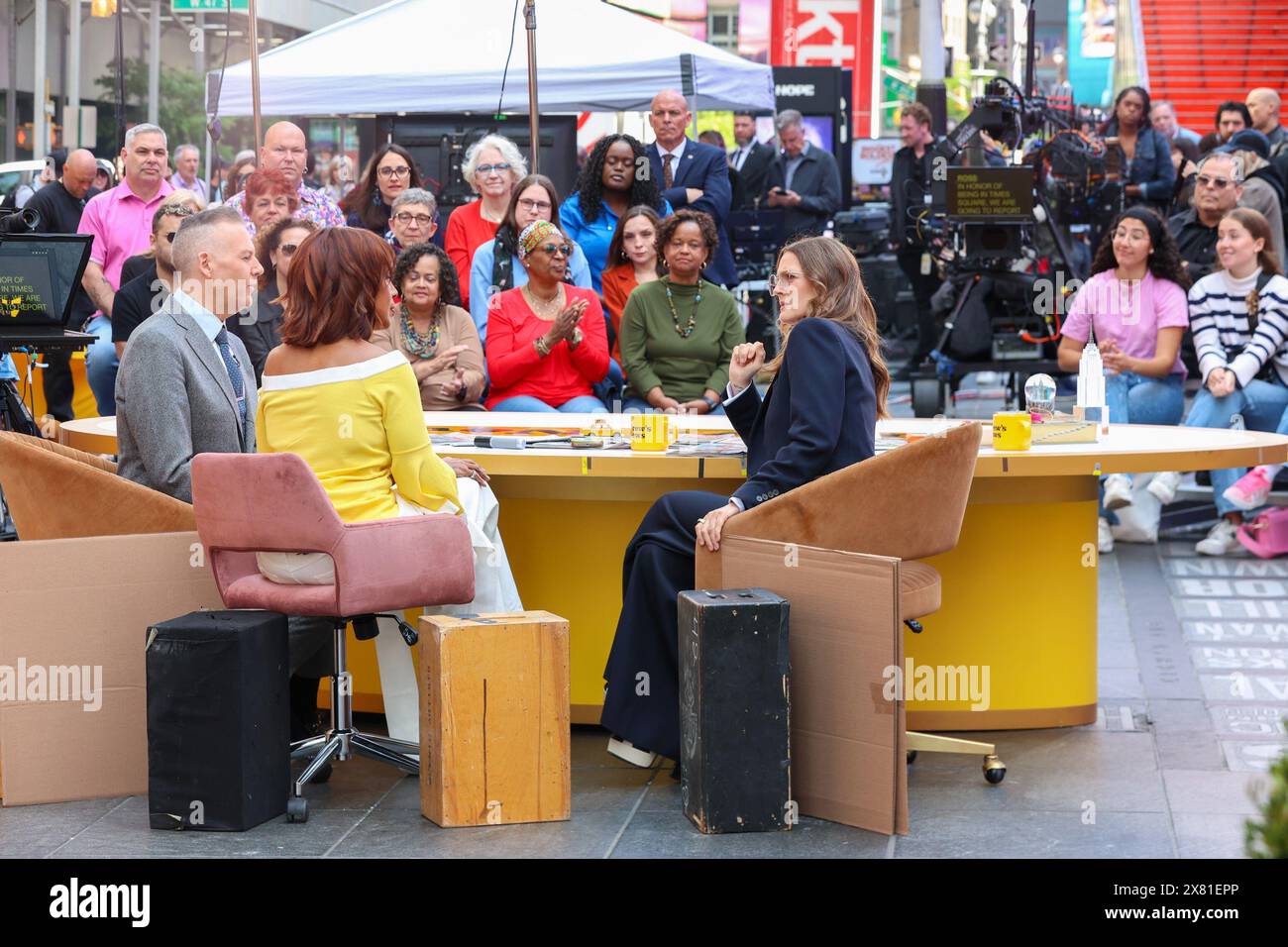 Filming of "The Drew Barrymore Show" in Times Square, New York City ...