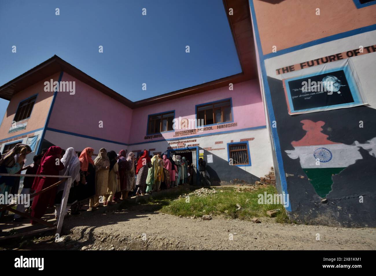 Baramulla, India. 20th May, 2024. Local Voters queue up to cast their ...