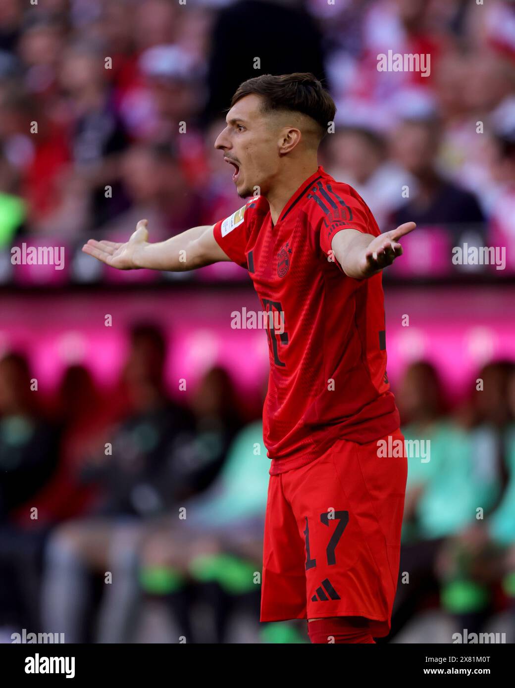 Bryan Zaragoza of FC Bayern Muenchen reklamiert FC Bayern München vs ...