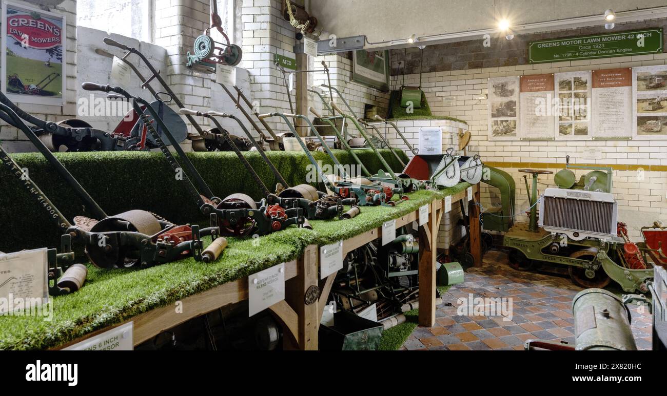 Antique lawn mowers hi-res stock photography and images - Alamy