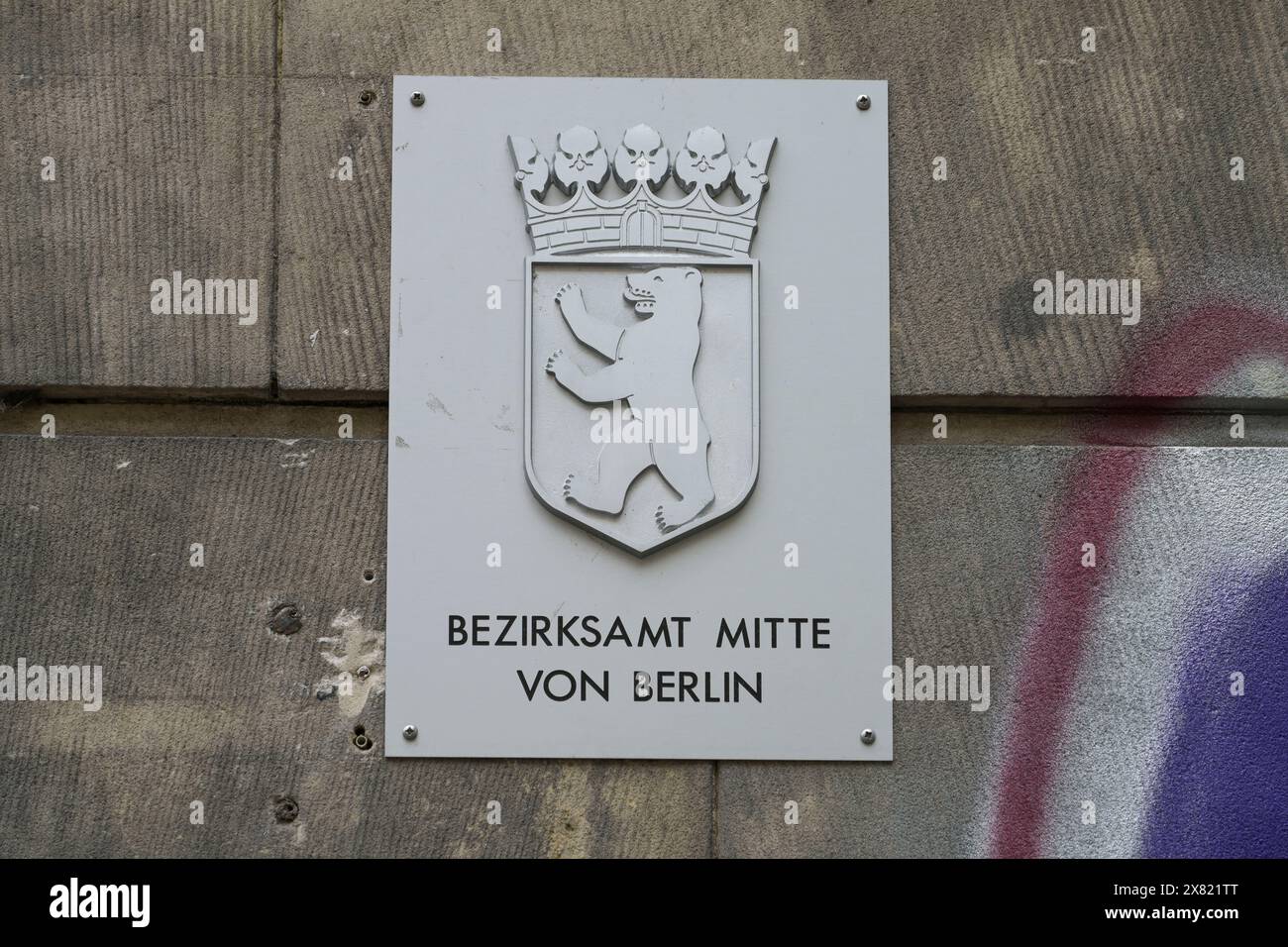 Schild, Bezirksamt, Bürgeramt, Rathaus Tiergarten, Mathilde-Jacob-Platz ...