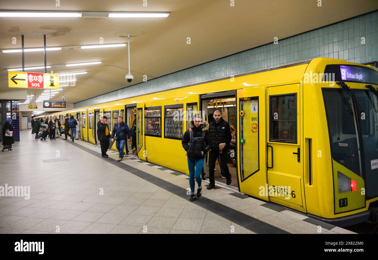 Zug, U9, U-Bahnhof Turmstraße, Moabit, Mitte, Berlin, Deutschland Stock ...