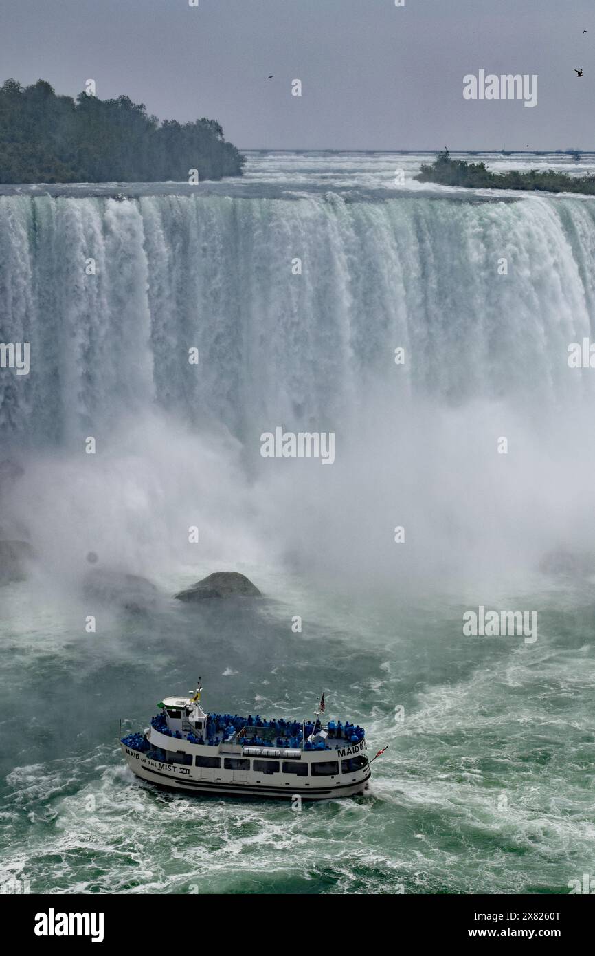 Maid of the Mist Tourist Boat Close to Horseshoe Fall, Niagara Falls ...